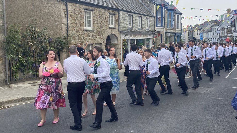 Helston Flora Day returns for first time in three years - BBC News