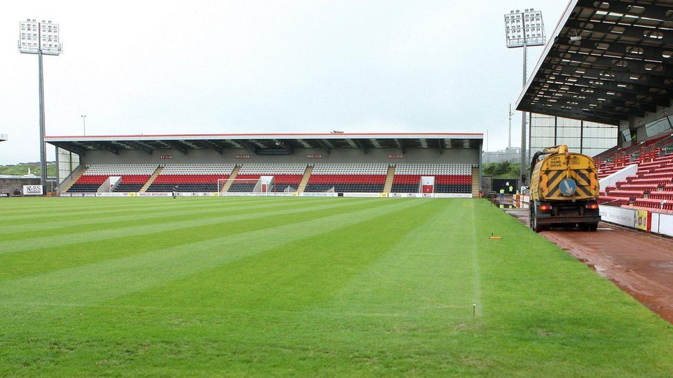 Sir Elton John to play gig at Airdrie's Excelsior Stadium - BBC News