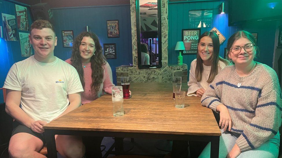 Mwy o bobl ifanc yn ymwrthod rhag yfed alcohol - BBC Cymru Fyw