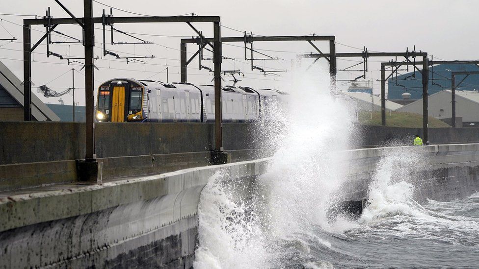 Storm Dudley: Met Office amber wind warning takes effect - BBC News