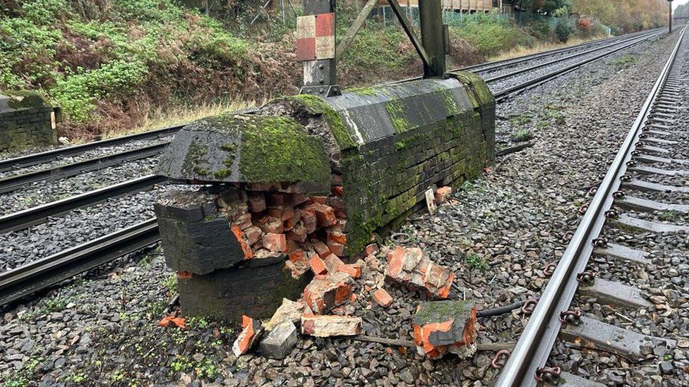 Crumbling Woking rail bridge causes delays for passengers - BBC News