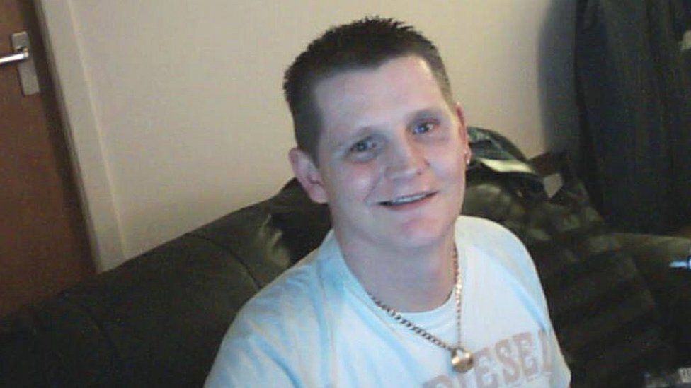 Man jailed for killing Alan Glancy in his Edinburgh flat - BBC News