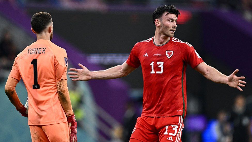 Colofn Osian Roberts: 'Dim Kieffer Moore yw'r ateb bob tro' - BBC Cymru Fyw