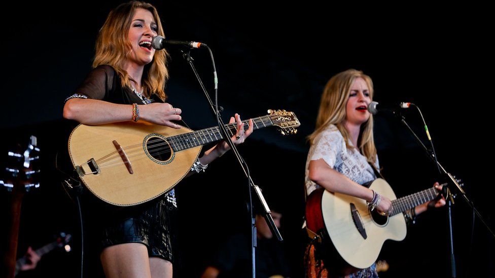 Country duo Ward Thomas top UK album chart - BBC News