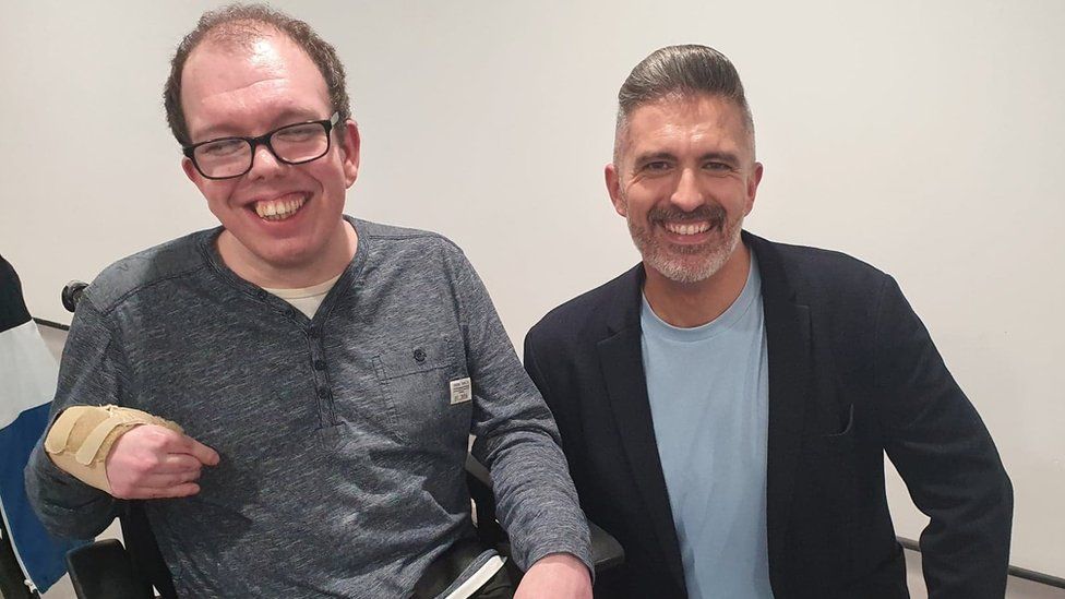 Michael Aaron: Un o selogion y sin gerddoriaeth Gymraeg - BBC Cymru Fyw