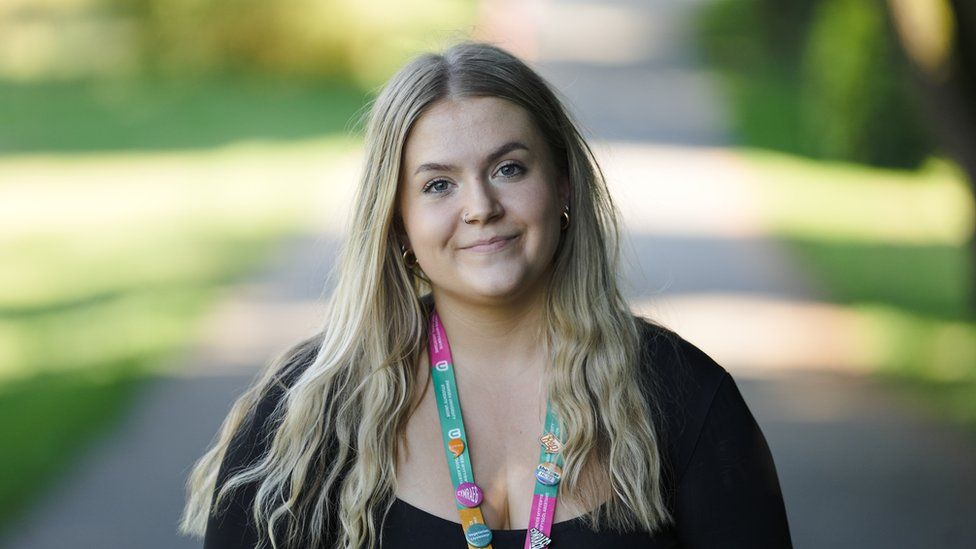 Diogelwch 'bob amser ar gefn meddwl' menywod yn Abertawe - BBC Cymru Fyw