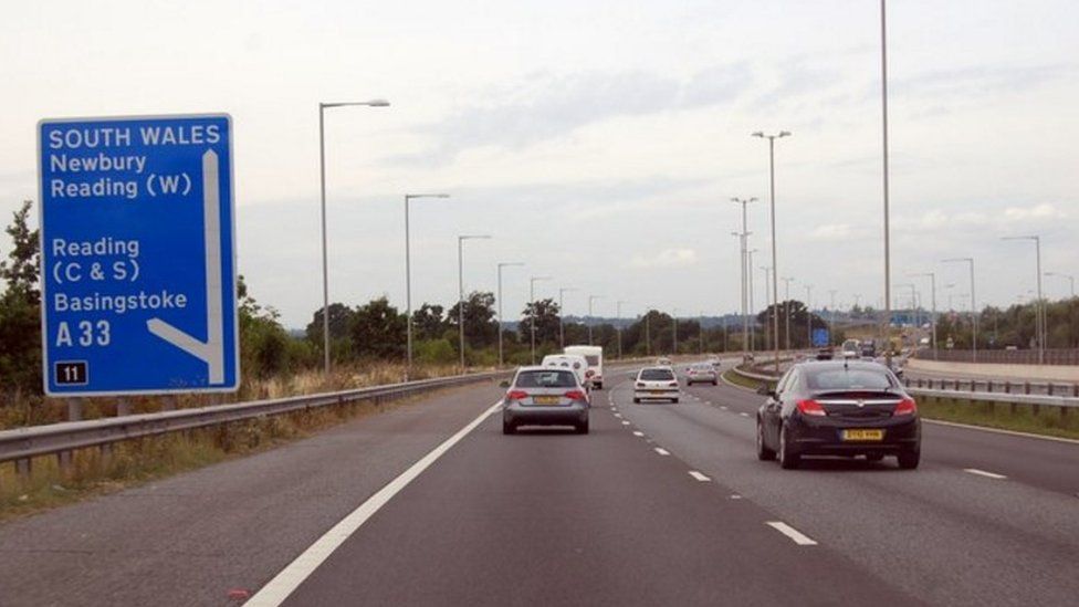 Girl, 3, dies in hospital after Berkshire M4 crash - BBC News