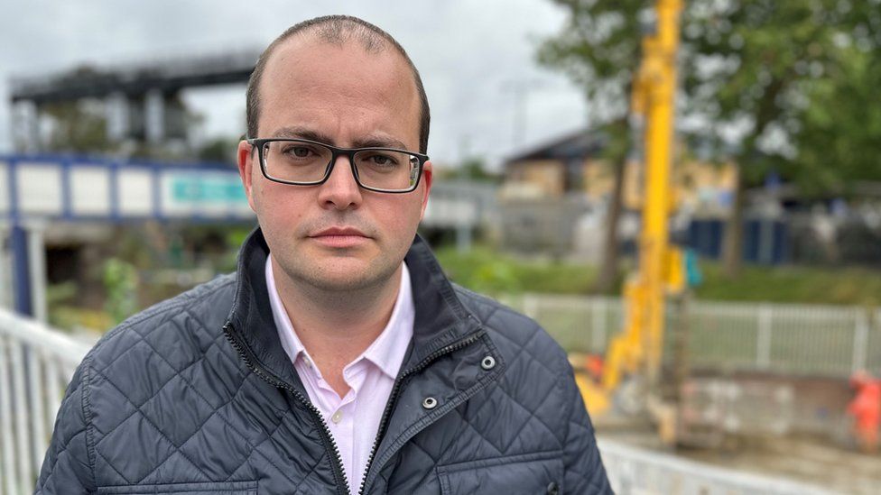 Botley Road roadwork delays concern businesses - BBC News