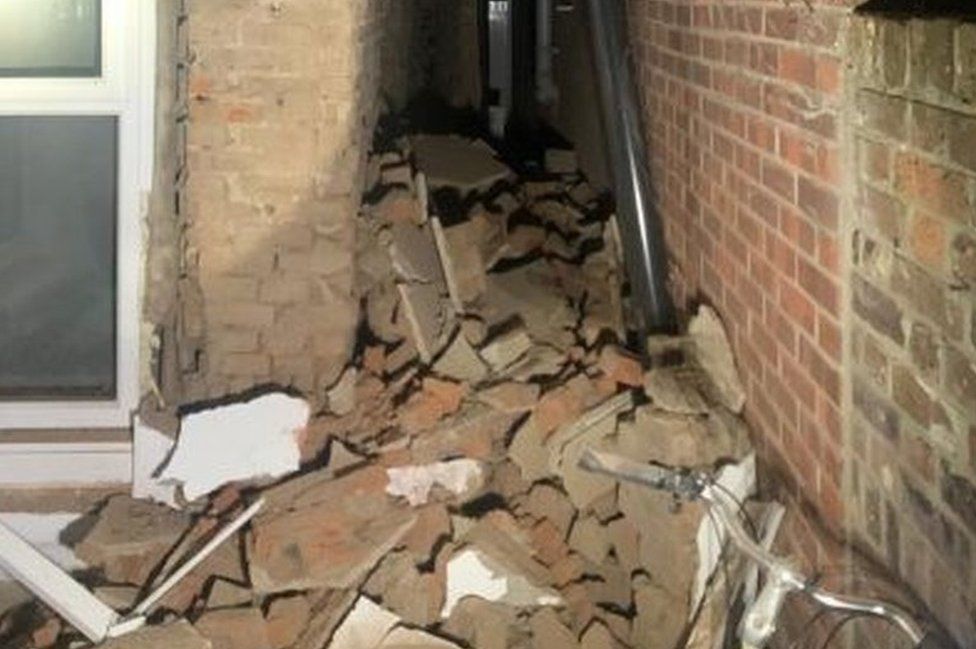 Southsea: Residents forced to leave as house wall collapses - BBC News
