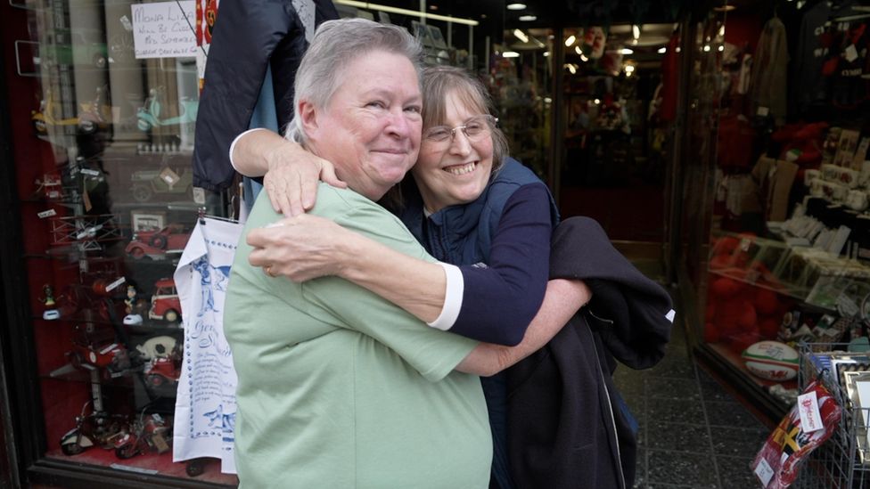 Aberystwyth: 'Teimladau cymysg' wrth gau siop Mona Liza - BBC Cymru Fyw