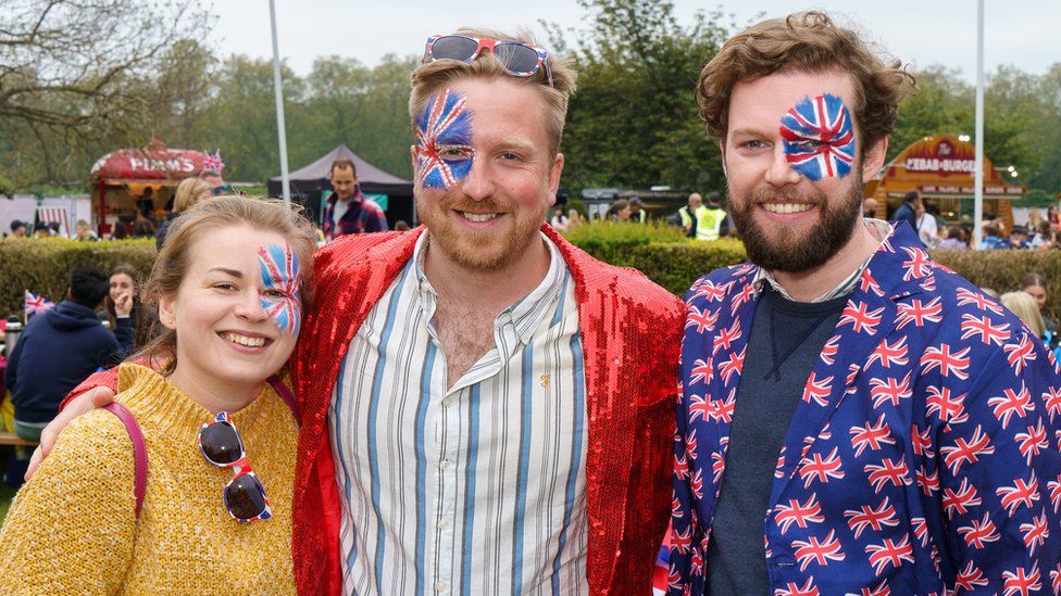 London Eurovision fans party in the park for final - BBC News