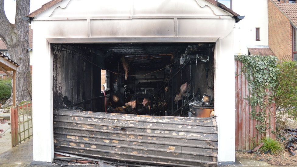 Man dies at Southampton hospital after Fareham garage fire - BBC News