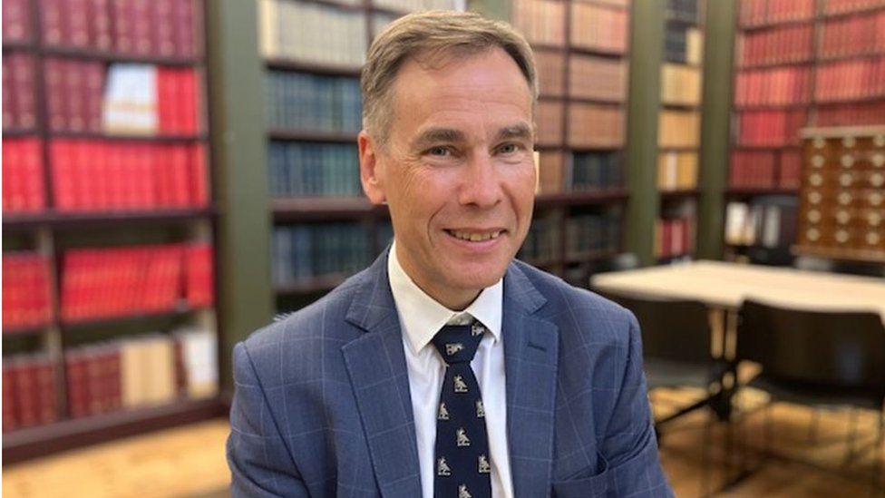 Woman fears she may have to cancel wedding again after NHS wait - BBC News