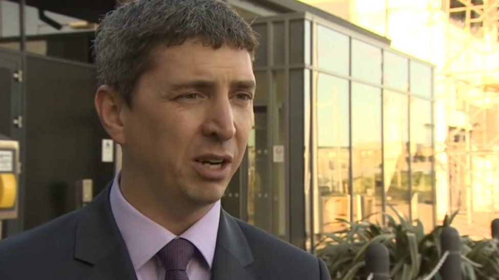 Ipswich robbery 'ends in gunfire' after car chase - BBC News