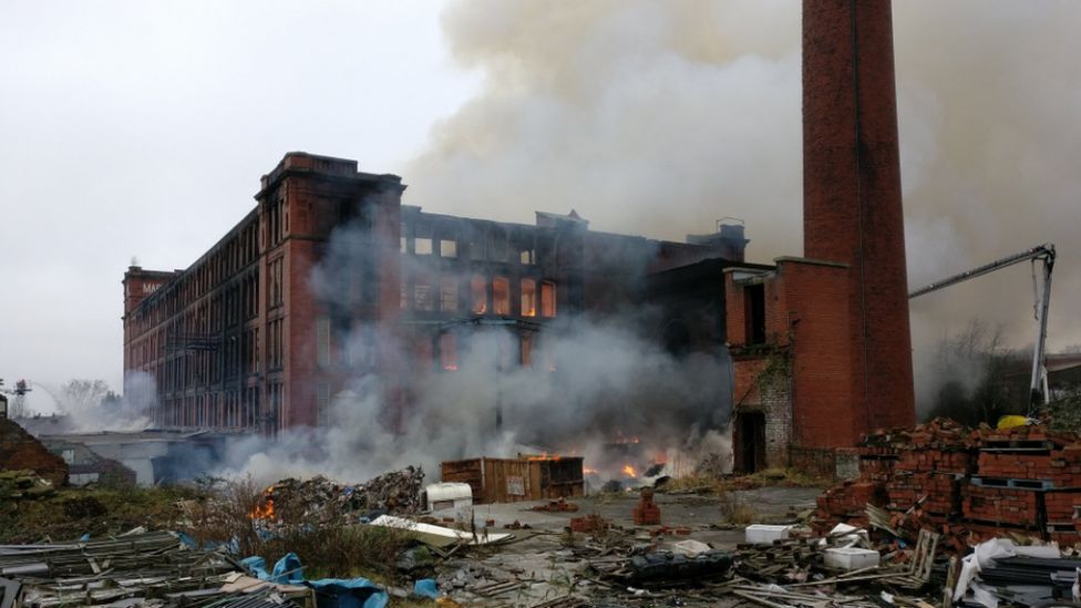 Demolition begins at fire-hit Oldham mill - BBC News
