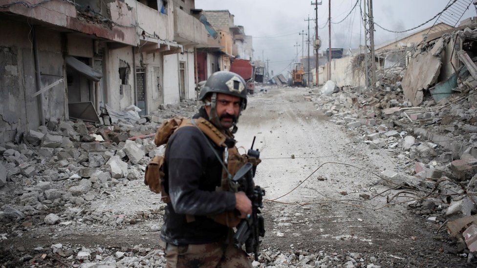 Mosul battle: Civilians feared killed in 'air strike' on mosque - BBC News