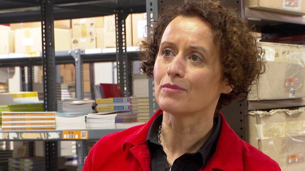 Peryg i awduron droi at y Saesneg yn sgil toriadau - BBC Cymru Fyw