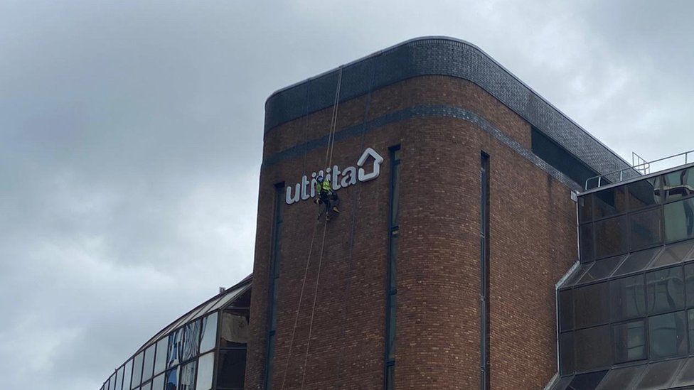 Cwmni ynni i noddi Arena Ryngwladol Caerdydd - BBC Cymru Fyw