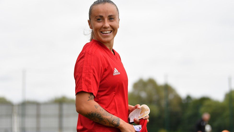 Gobaith o godi tâl pêl-droedwyr benywaidd wedi gêm allweddol - BBC ...