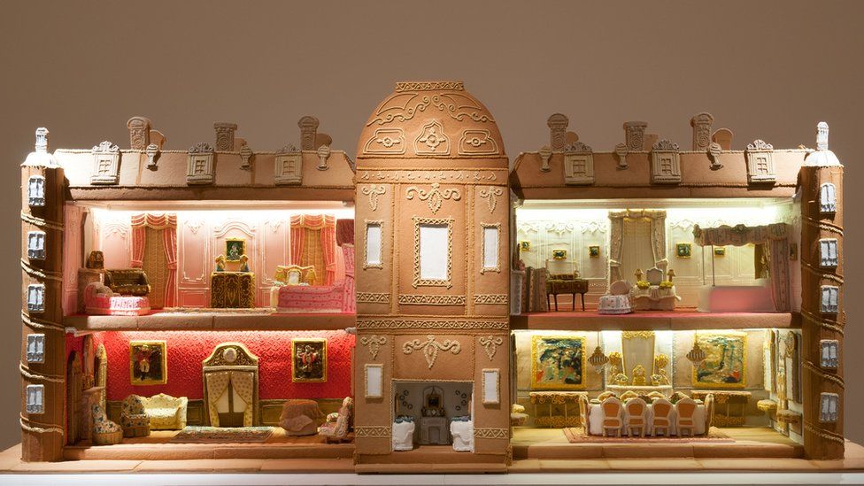 Tasty manor house made from gingerbread and icing - BBC Newsround