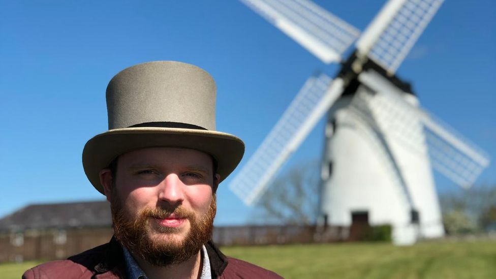 Richard Holt: Cariad am deisennau ac Ynys Môn - BBC Cymru Fyw