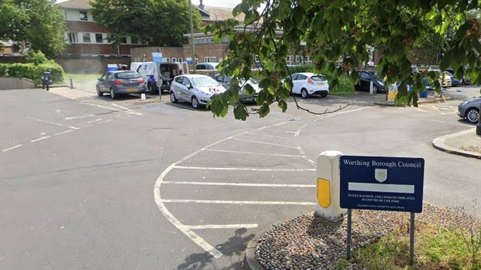 Worthing Borough Council reviews services because of overspend - BBC News