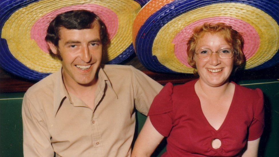 Dunstable Covid widower writes book about beloved wife - BBC News