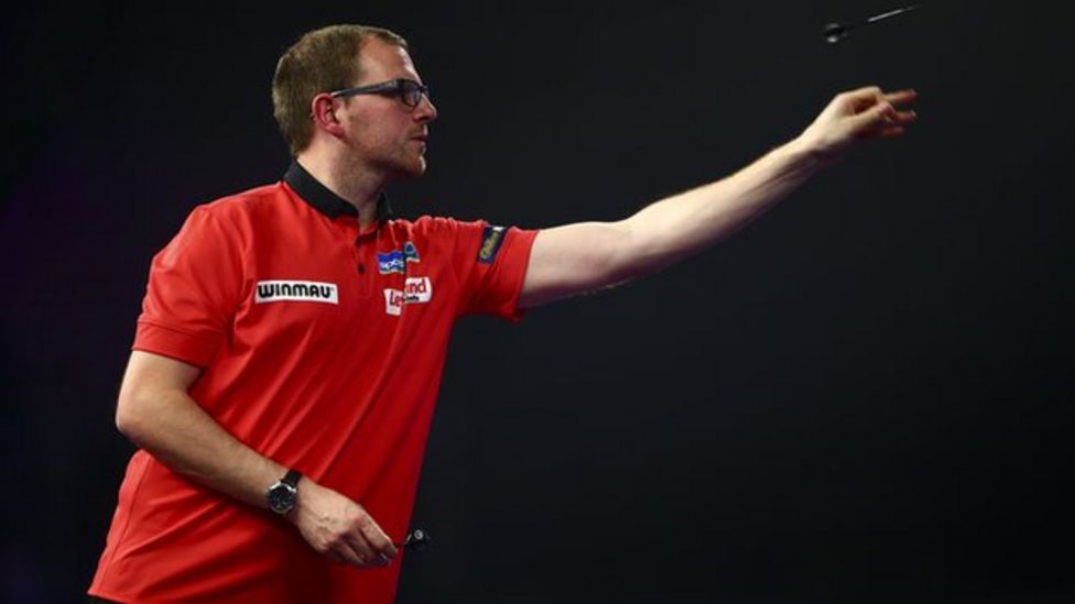 Mark Webster: Former BDO champion takes break from darts - BBC Sport