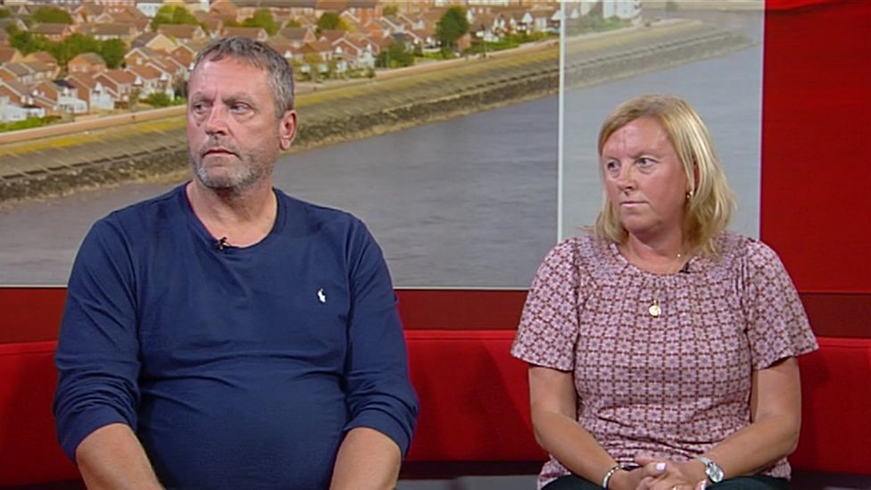 Hull one-punch death: Parents raise awareness after killing - BBC News