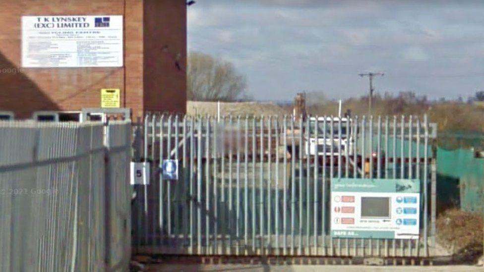 Rotherham: Worker died after electrocution by overhead line - BBC News