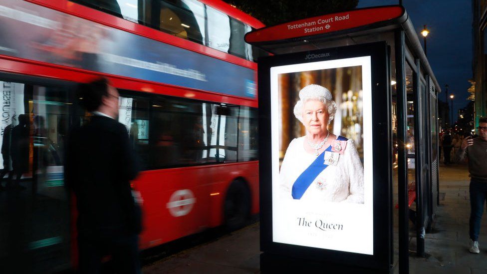 In pictures: London's unique tributes to the Queen - BBC News