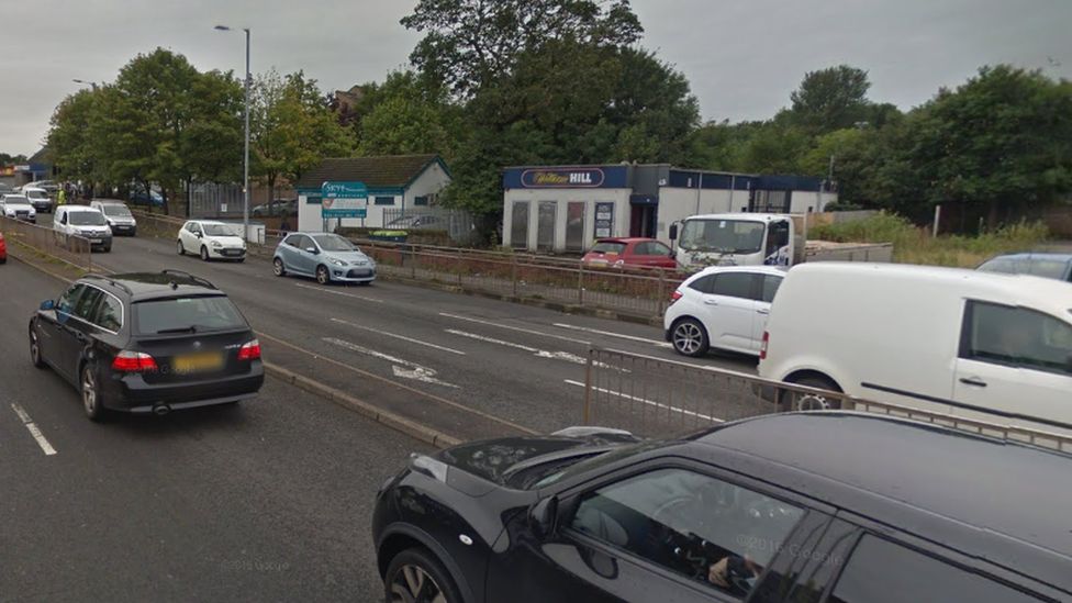 Two armed men use car in Nitshill murder attempt - BBC News
