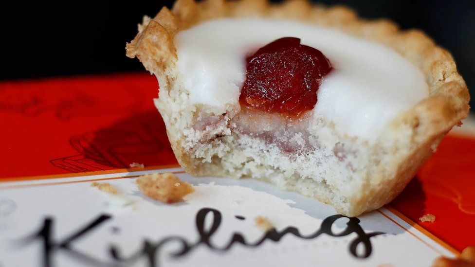 NI newspaper review: Benefits battle, Brexit cakes and big hair - BBC News