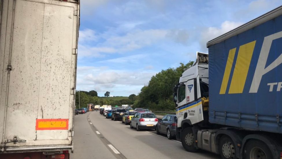 Cardiff road reopens after two hurt in A4232 crash - BBC News