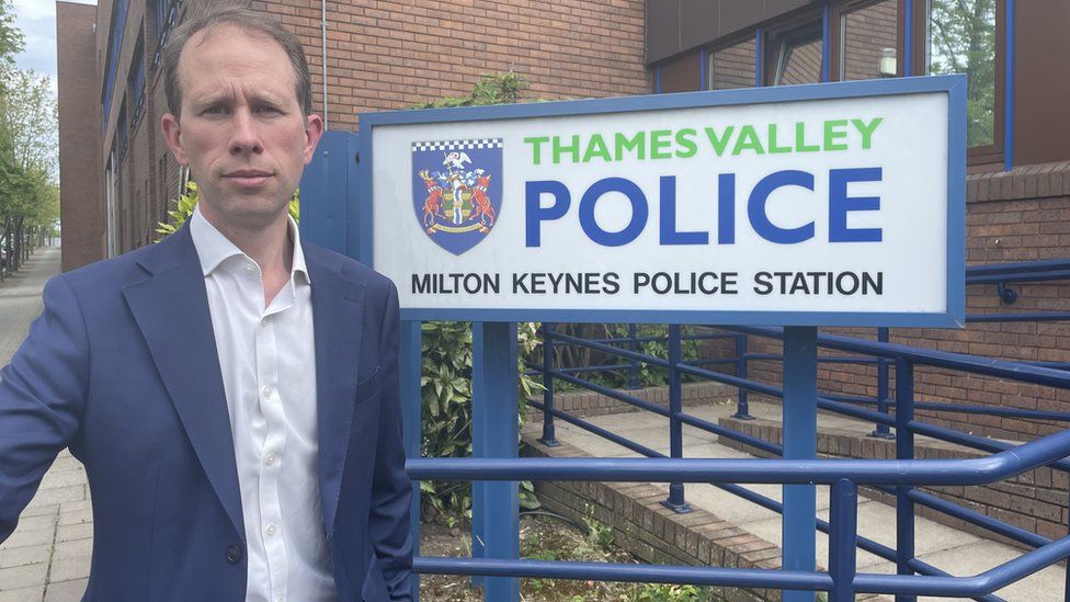 Thames Valley Police to get more neighbourhood officers - BBC News