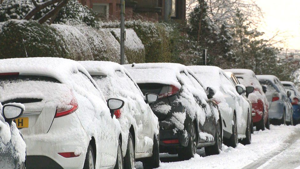 A66: Snow closes road amid travel disruption in north of England - BBC News