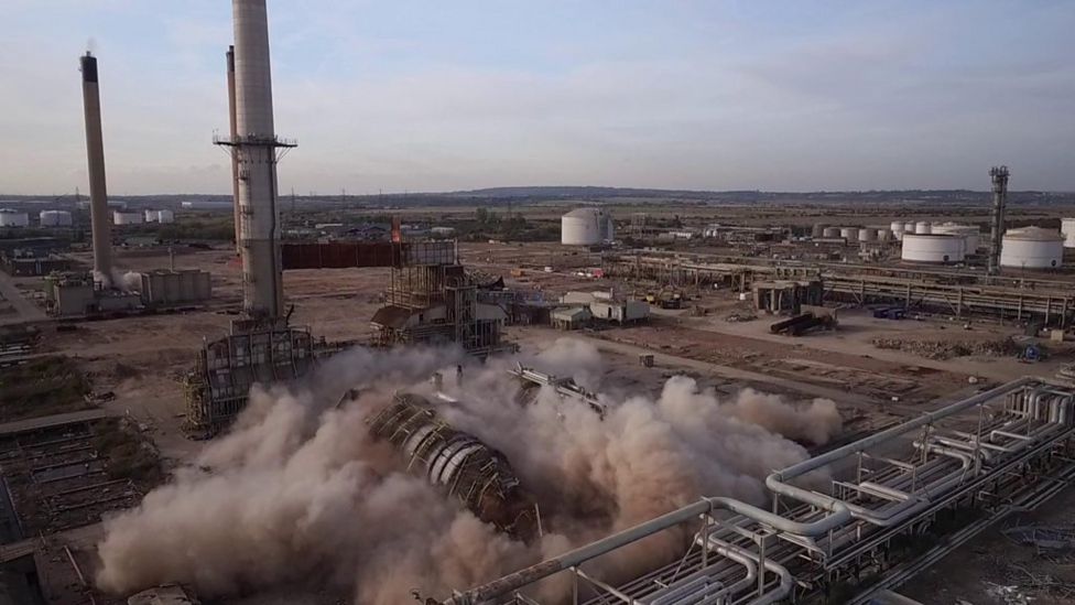 Regeneration of former oil refinery site in Thurrock approved - BBC News