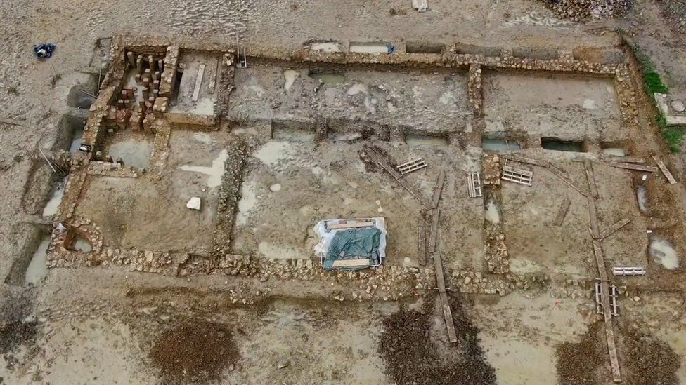 Chedworth Roman Villa: Mosaic's age stuns historians - BBC News