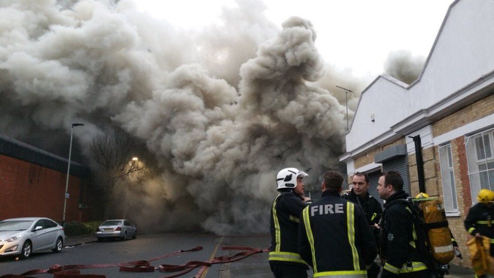 Nostalgic photos show 150 years of London Fire Brigade - BBC News