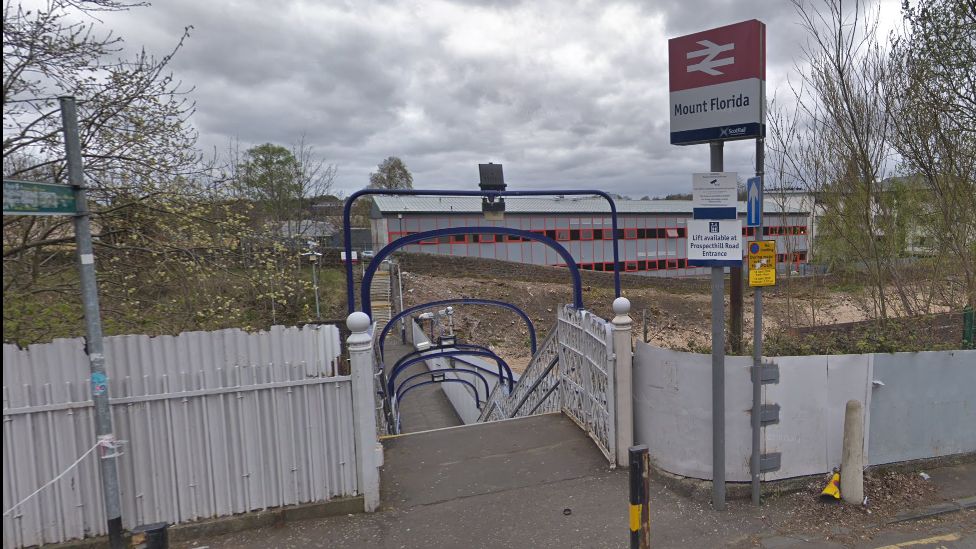 Mount Florida death: Identity of man hit by train unknown - BBC News