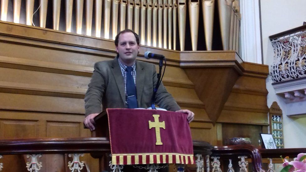 O’r Wladfa i Gymru: Stori unigryw gweinidog newydd Sir Gâr - BBC Cymru Fyw