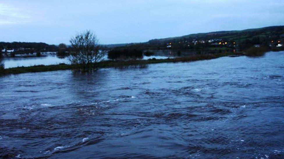 Storm Desmond: Shopping complex damaged in flood - BBC News