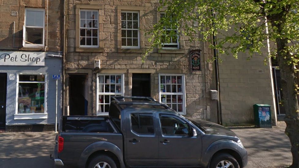 Man seriously hurt in glass attack in Linlithgow pub - BBC News