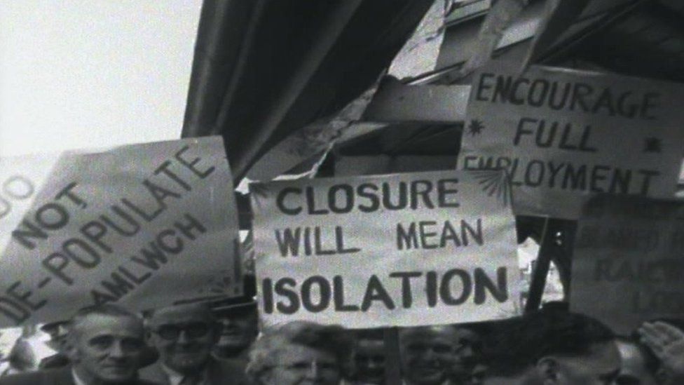 Anglesey Beeching axe railway bids for funding to reopen - BBC News