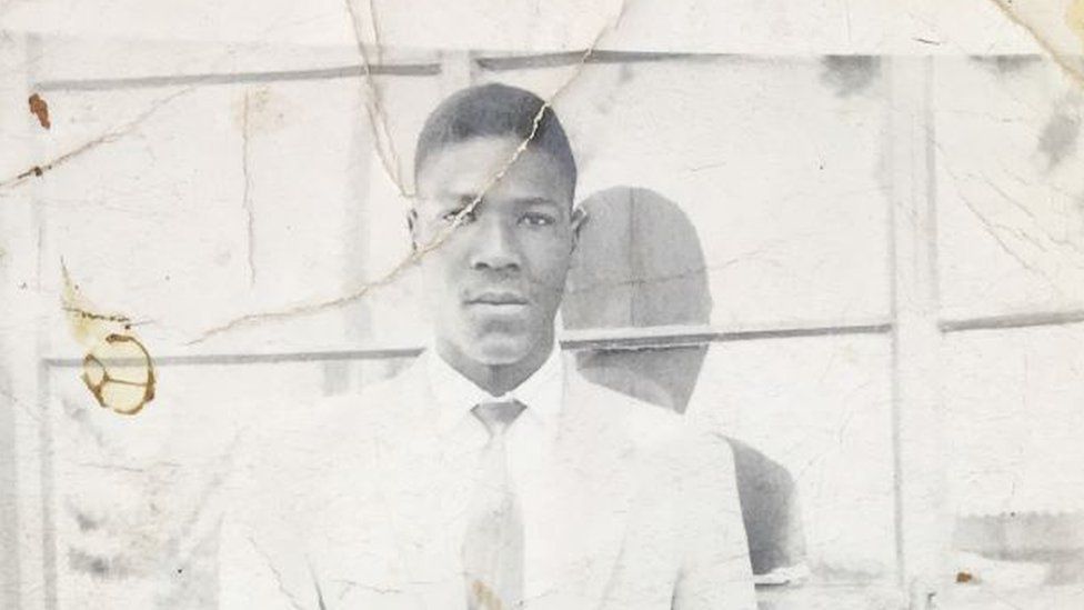 Zimbabwe elections: The bones that haunt the country - BBC News