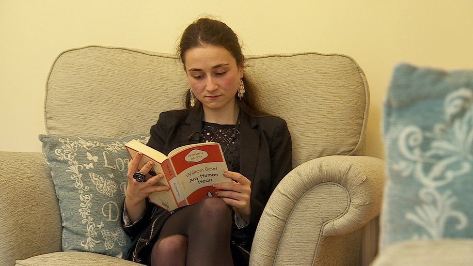 Personality disorder: Woman's 'suffocating' illness - BBC News