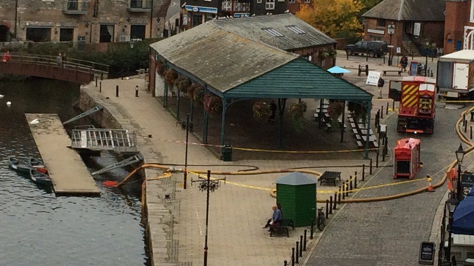 Exeter fire: Royal Clarence Hotel collapses in blaze - BBC News