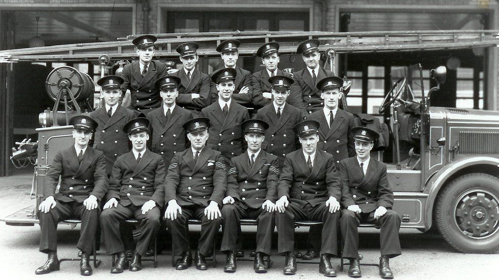 Vintage engines mark Nottingham Central Fire Station closure - BBC News