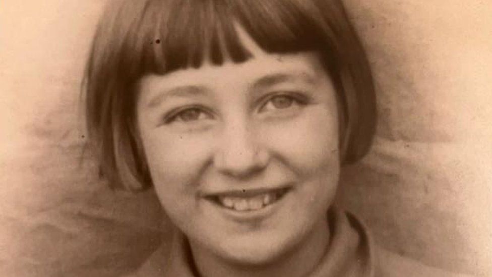 World War Two Easter egg from 1939 set for auction - BBC News