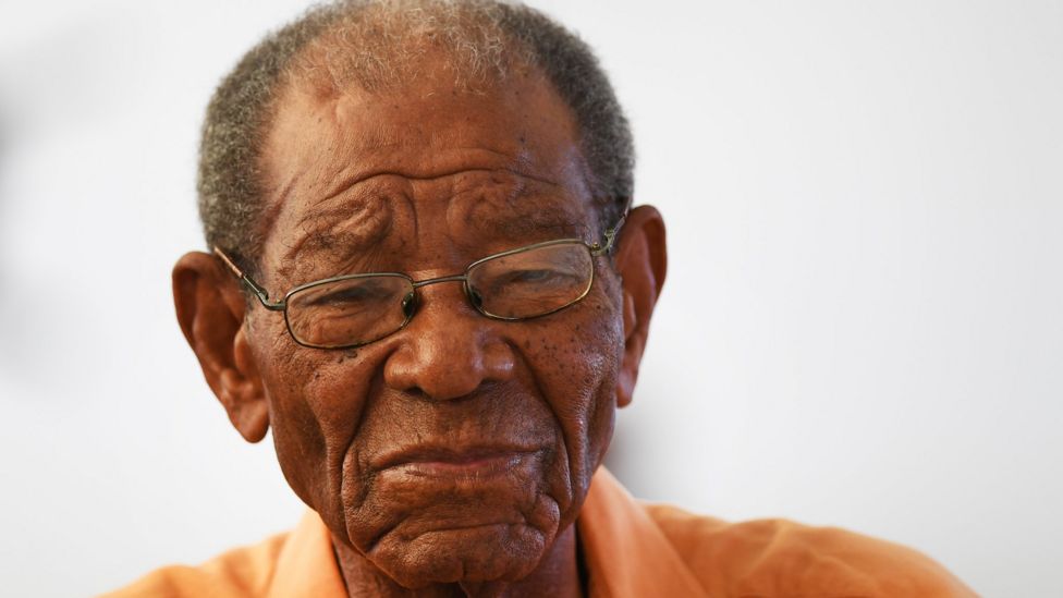Sir Everton Weekes: Bacup to honour West Indies cricket legend - BBC News